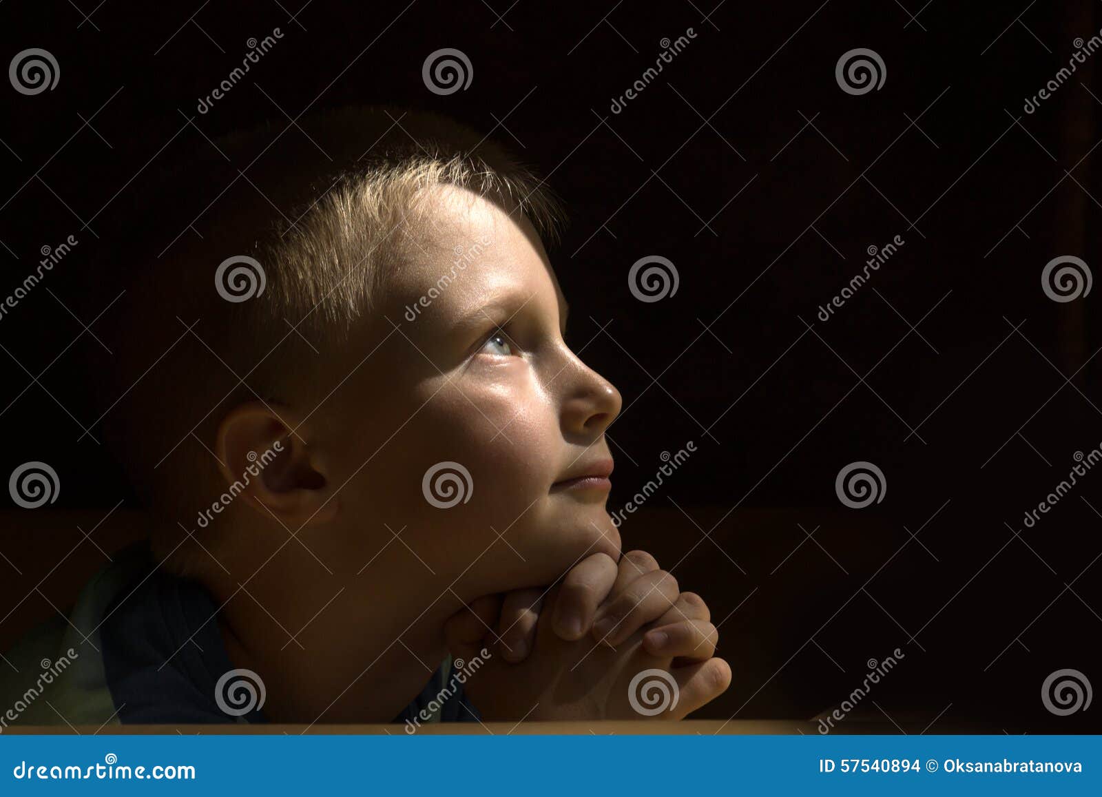 Biddend kind stock foto. Image of handen, schoonheid - 57540894