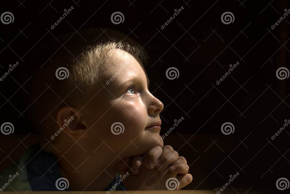 Biddend kind stock foto. Image of handen, schoonheid - 57540894