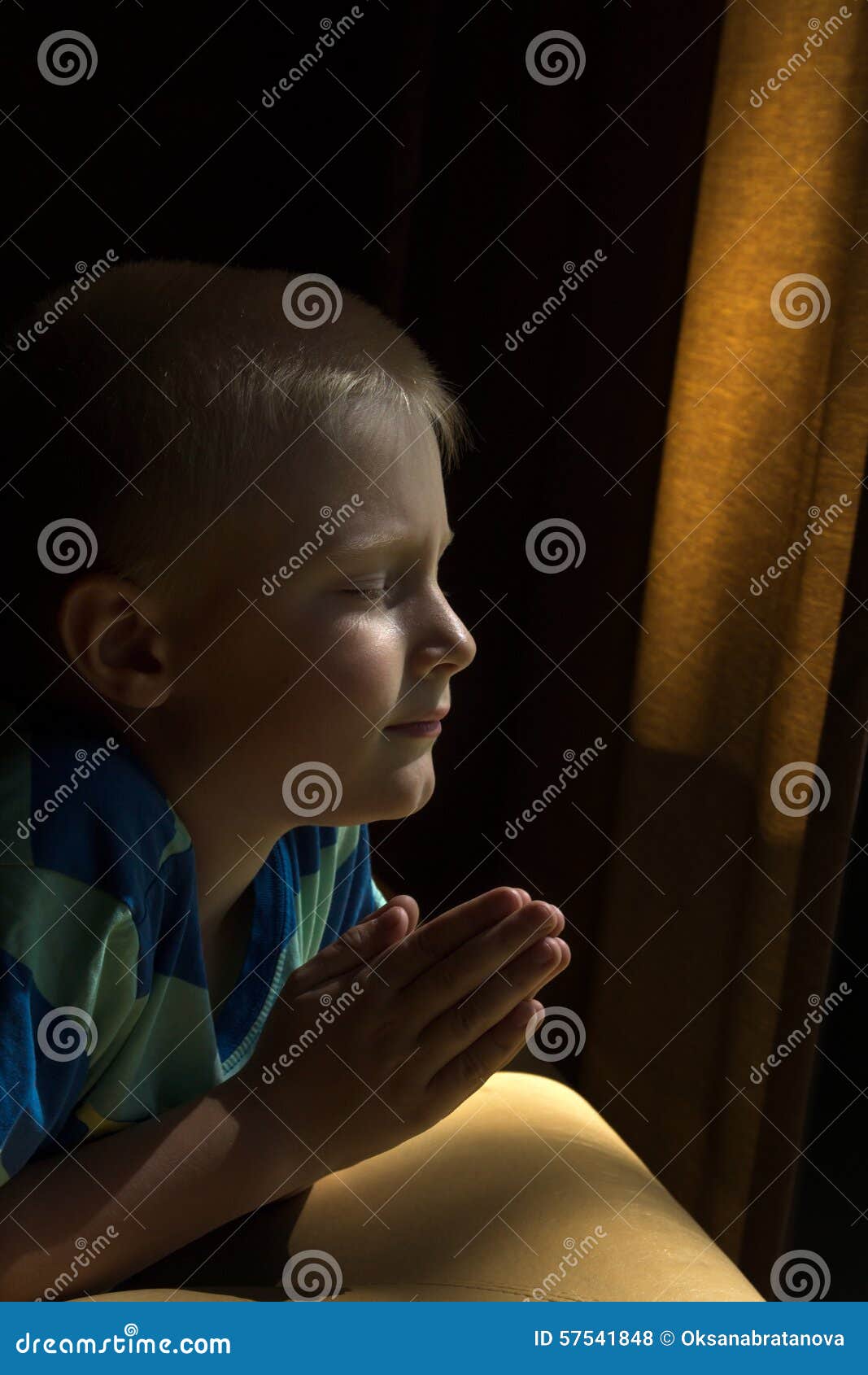 Biddend kind stock foto. Image of kinderen, gesloten - 57541848