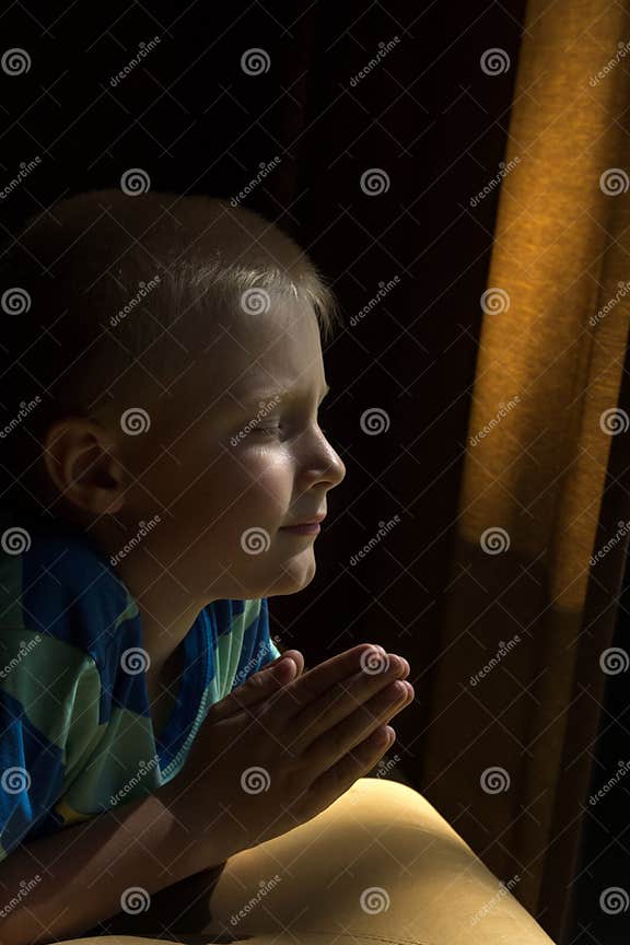 Biddend kind stock foto. Image of kinderen, gesloten - 57541848