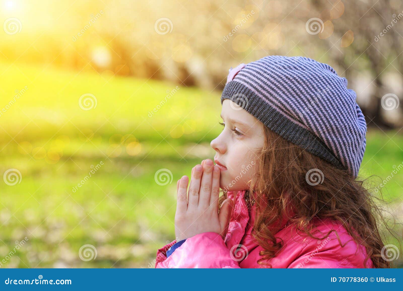 Biddend Kind in De Lentepark Stock Foto - Image of één, rust: 70778360