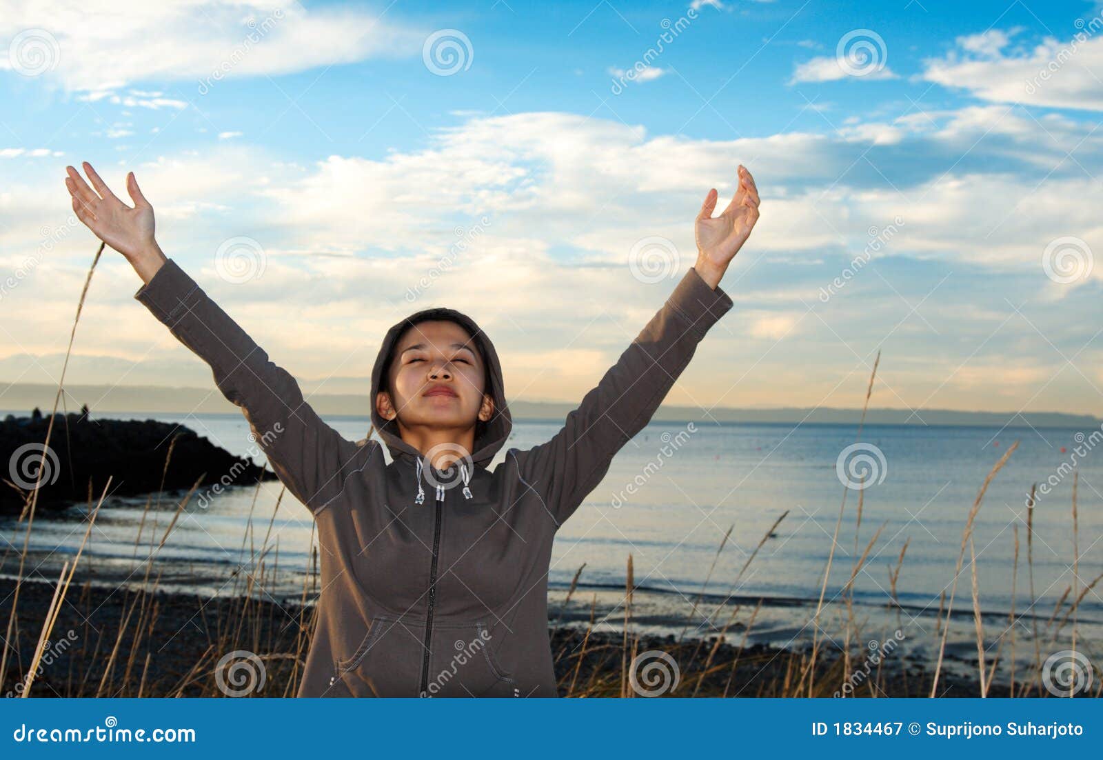 Biddend meisje stock afbeelding. Image of gelukkig, schemer - 1834467