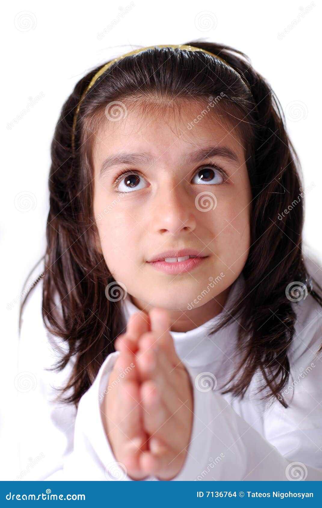 Biddend meisje stock foto. Image of observeren, jezus - 7136764