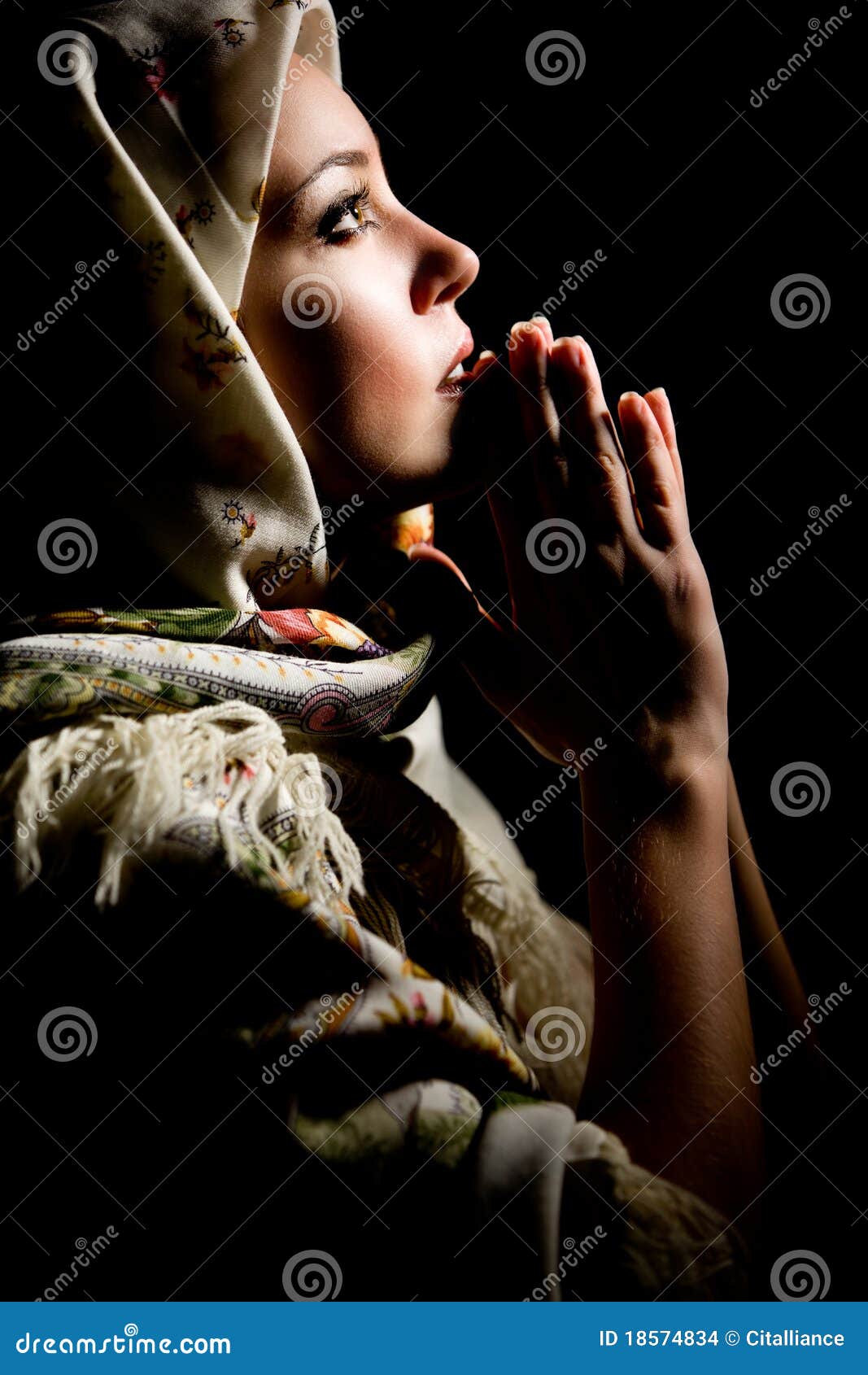 Biddend Meisje Met Sjaal Op Hoofd. Retoucheerd Stock Foto - Image of ...