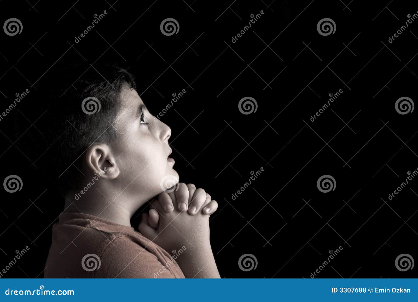 Biddende jongen stock foto. Image of contrast, hopen, sleutel - 3307688