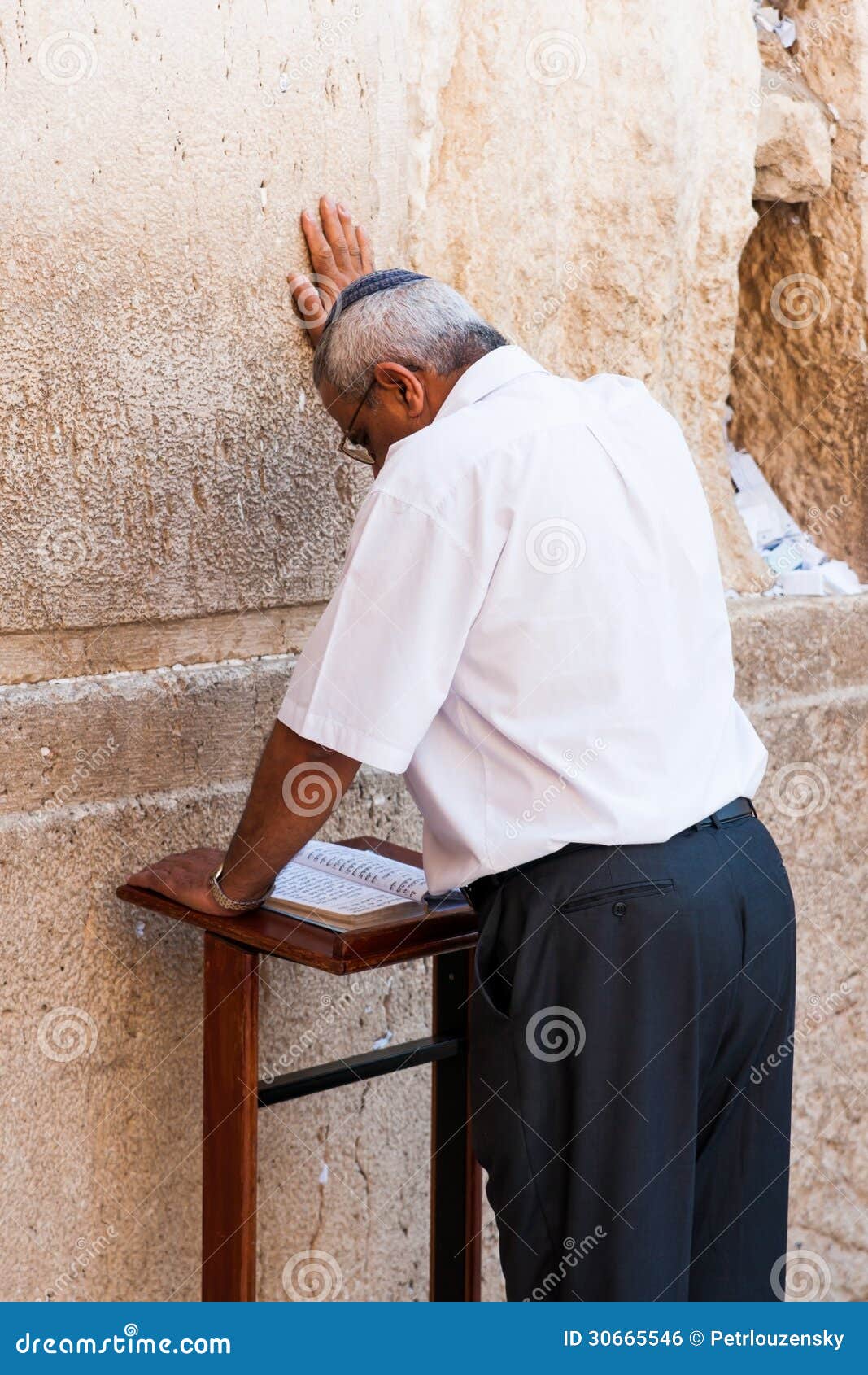 Biddende Jood redactionele foto. Image of verering, wassen - 30665546