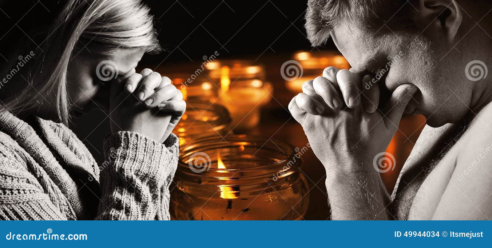 Biddende man en vrouw stock foto. Image of emotie, donker - 49944034