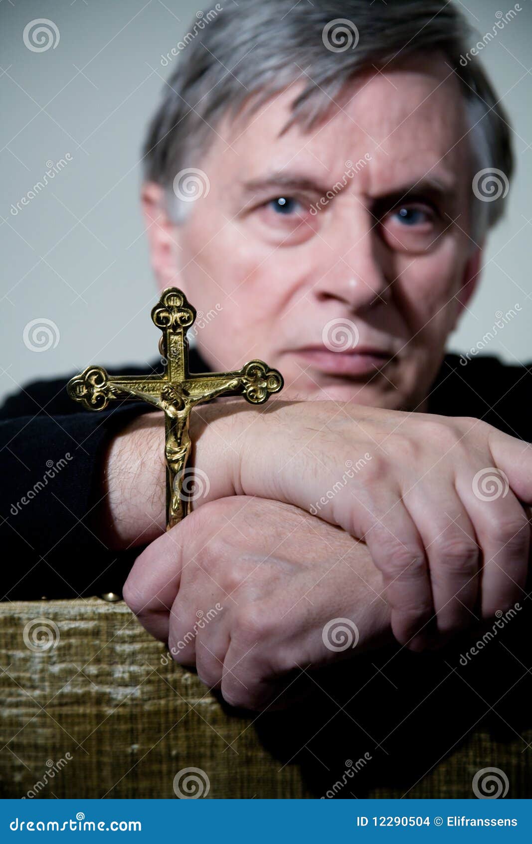 Biddende mens stock foto. Image of gouden, sereniteit - 12290504