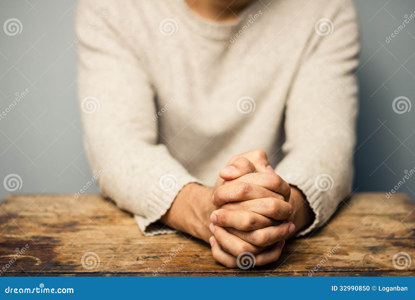 Biddende mens bij bureau stock foto. Image of nadruk - 32990850