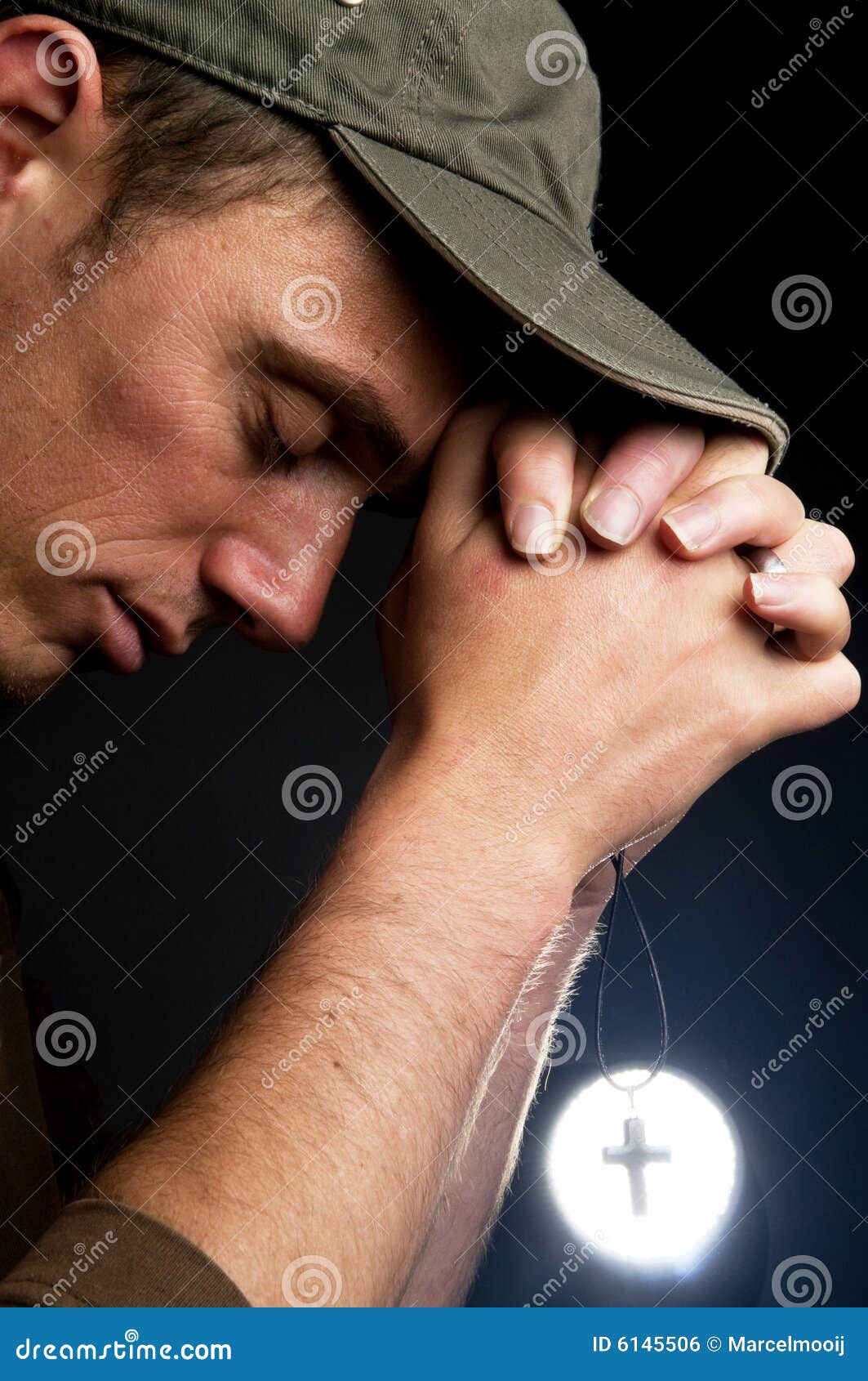 Biddende Mens Die Een Kruis Houdt Stock Foto - Image of cirkel, kerel ...