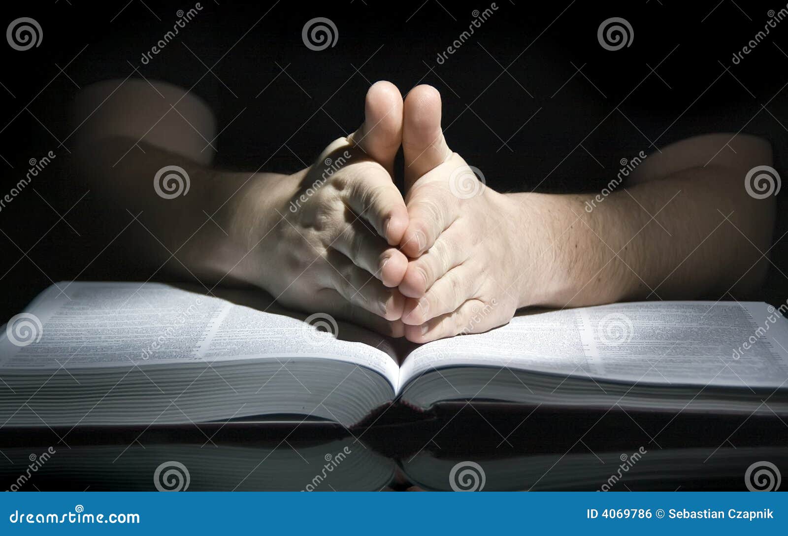 Biddende mens en bijbel stock foto. Image of laag, katholiek - 4069786