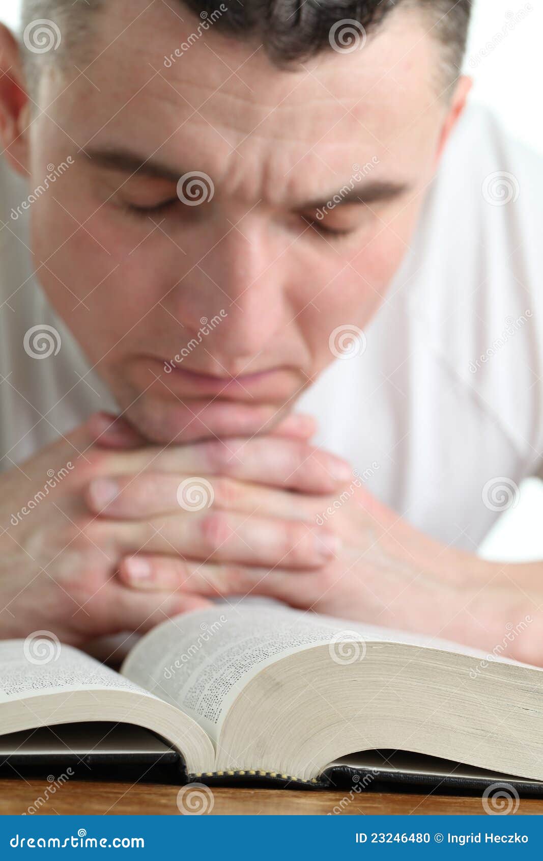 Biddende Mens Met De Bijbel Stock Foto - Image of gevlekt, boek: 23246480