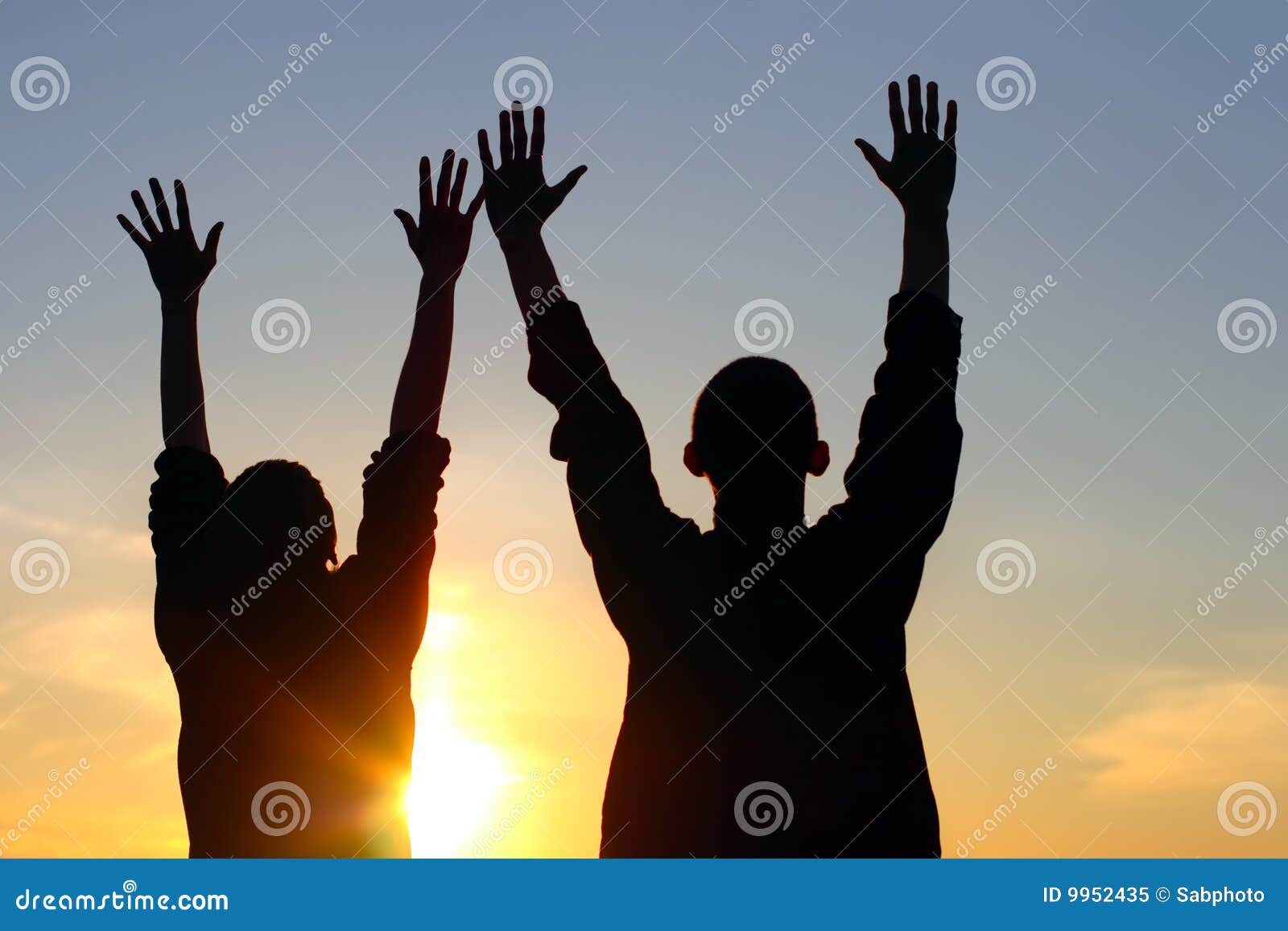 Biddende mensen stock afbeelding. Image of licht, tegen - 9952435