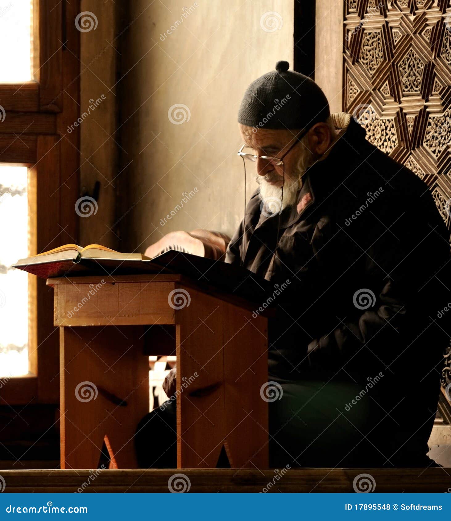 Biddende moslim redactionele stock foto. Image of aanhangers - 17895548