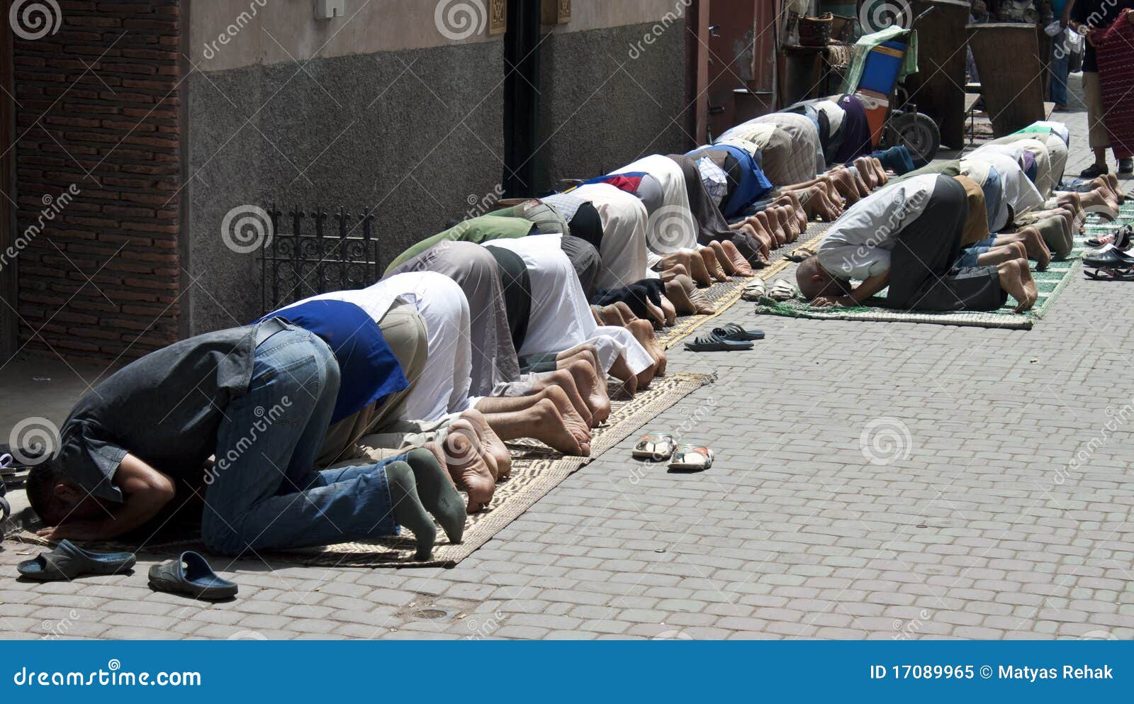 Biddende moslims redactionele afbeelding. Image of concentratie - 17089965