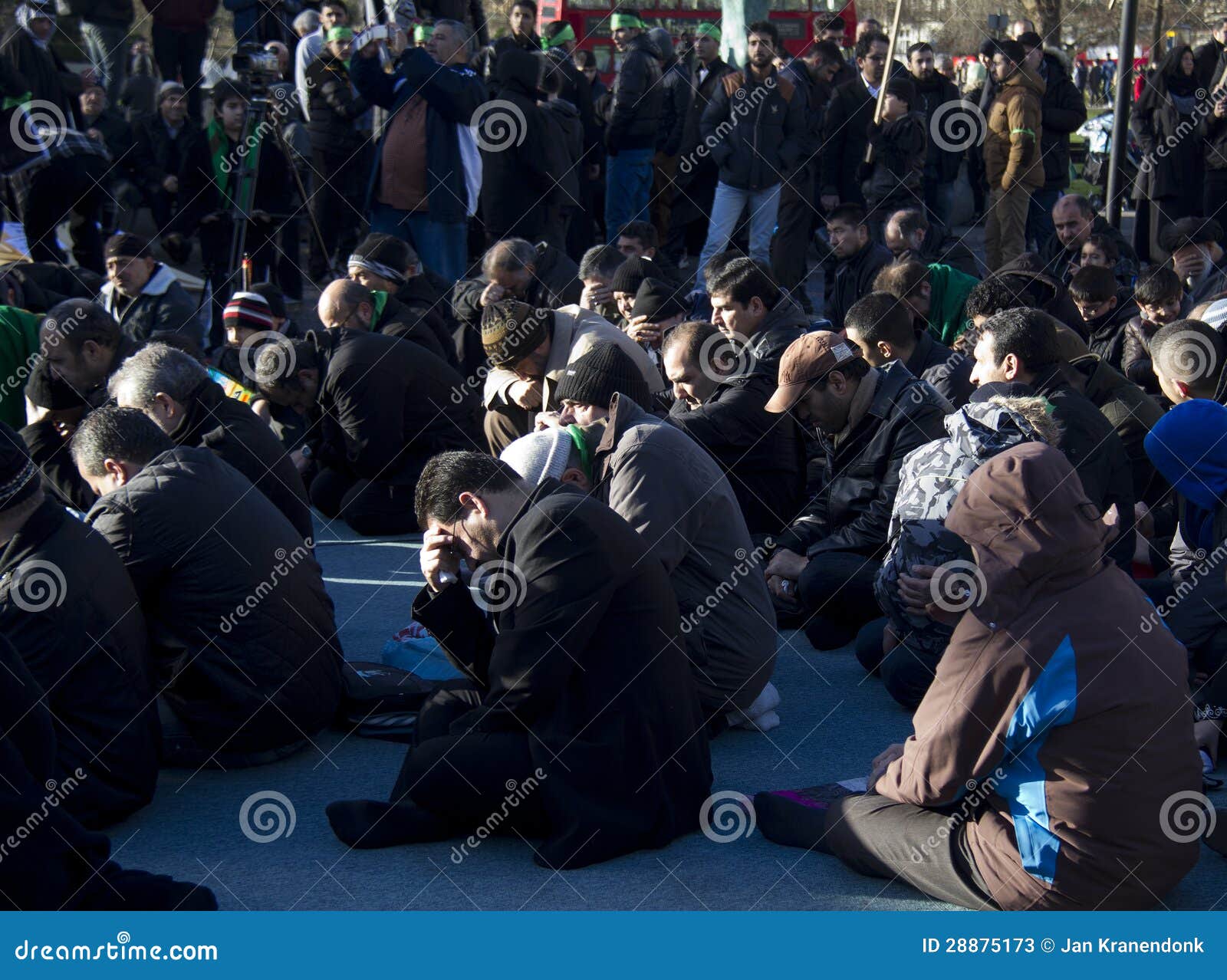 Biddende Moslims redactionele stock foto. Image of zitting - 28875173