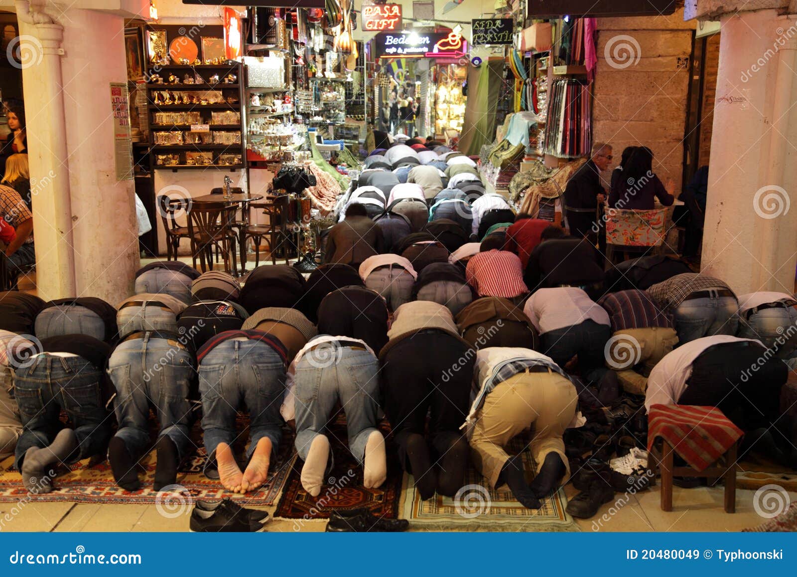 Biddende Moslims in Turkije Redactionele Stock Afbeelding - Image of ...