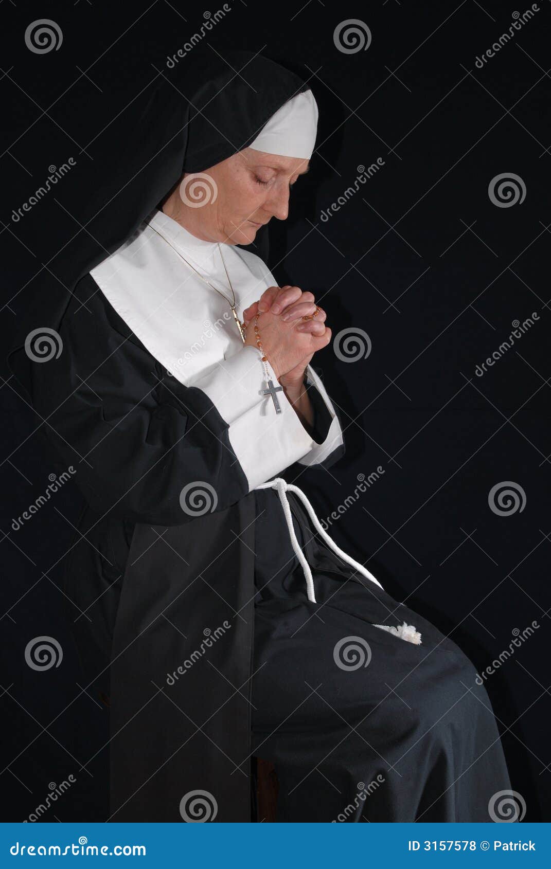 Biddende non stock foto. Image of katholiek, godsdienst - 3157578