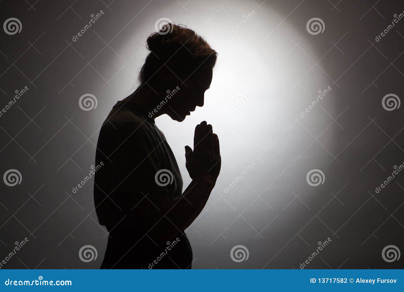 Biddende vrouw stock foto. Image of doordringen, smeken - 13717582