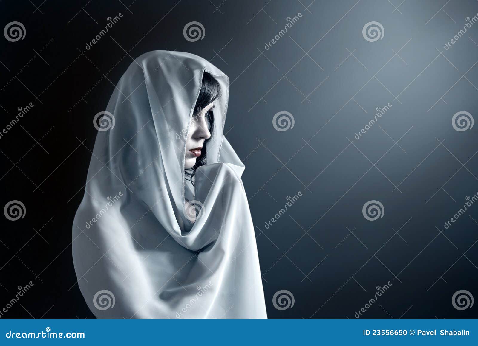 Biddende vrouw stock foto. Image of binnen, schoonheid - 23556650