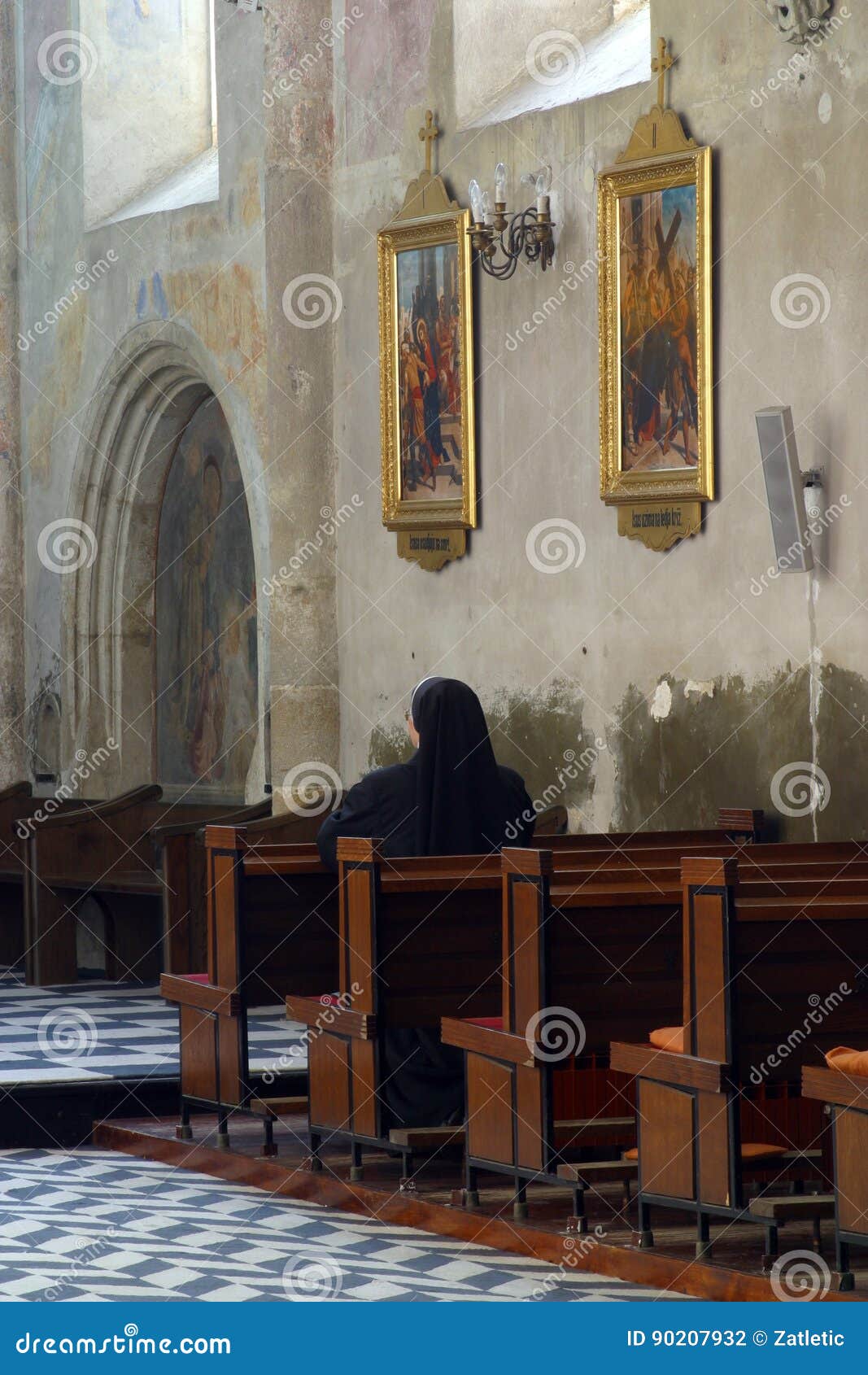 Biddende Zuster Binnen Kerk Stock Foto - Image of kroatië, kapel: 90207932