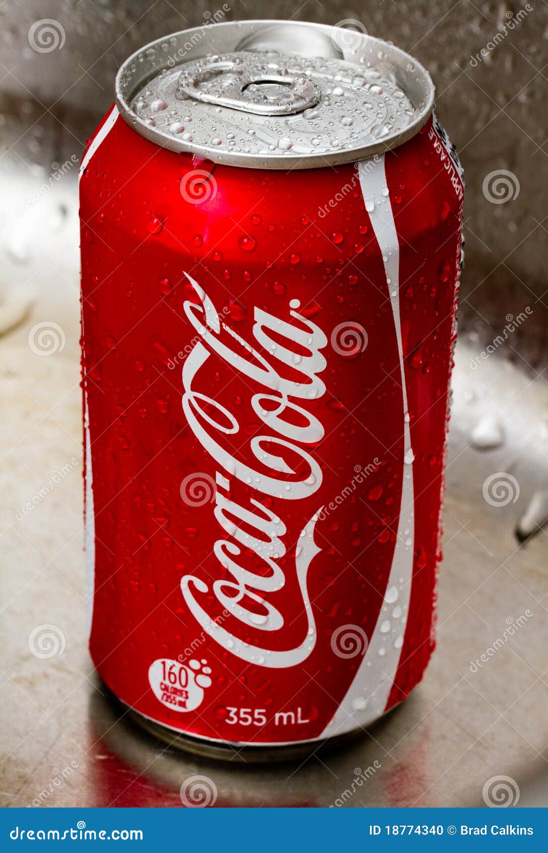 Bidon de coca-cola image éditorial. Image du nourriture - 18774340