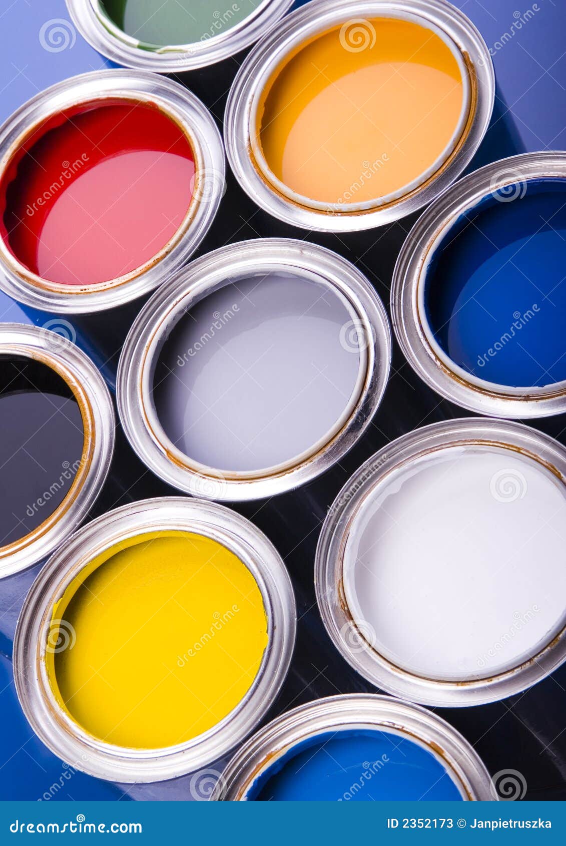 Bidons image stock. Image du rénovez, maison, décorateur - 2352173