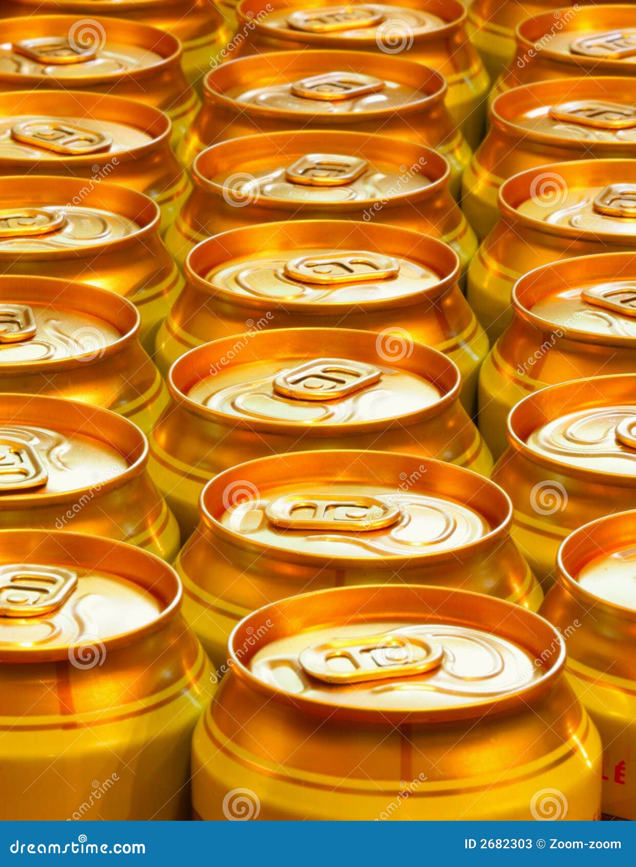 Bidons de bière d'or image stock. Image du boisson, contenu - 2682303