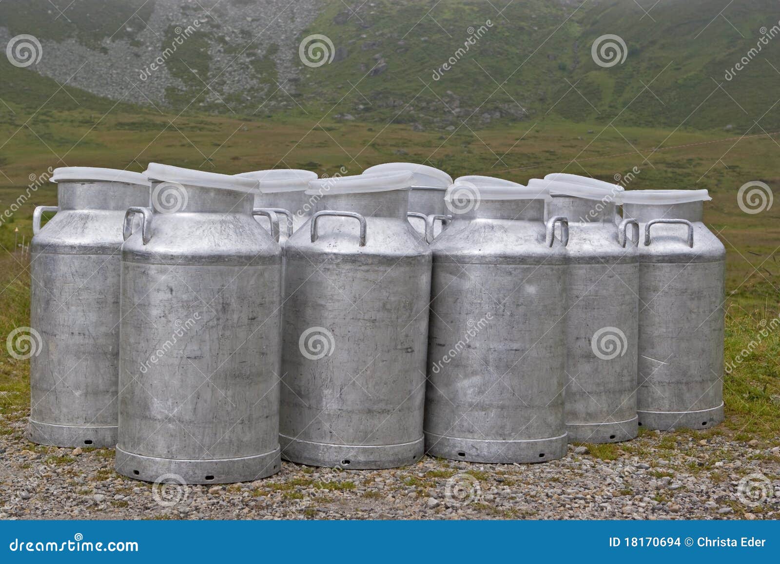 Bidons de lait photo stock. Image du lait, alpe, ferme - 18170694