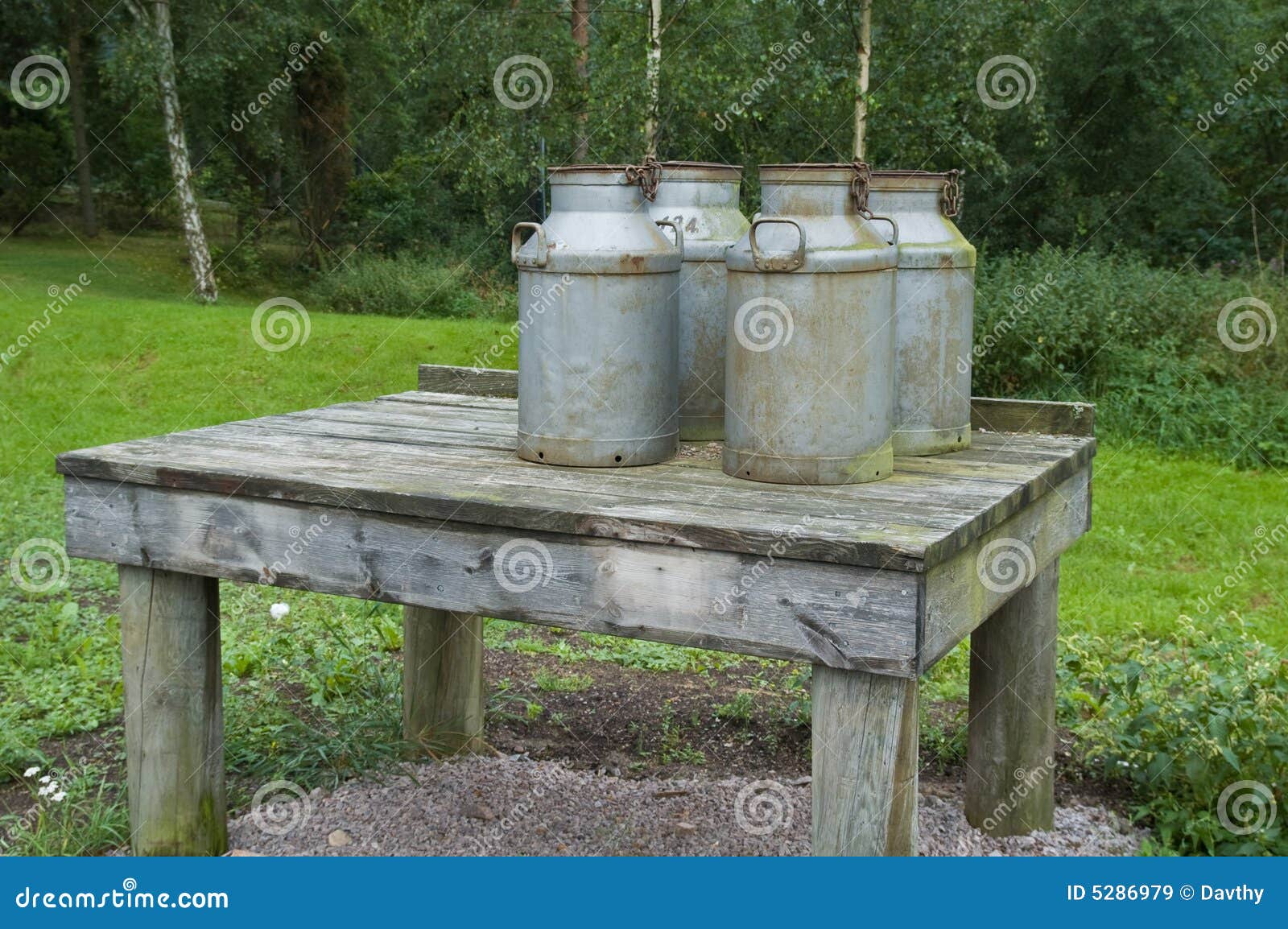 Bidons de lait image stock. Image du conteneurs, conteneur - 5286979