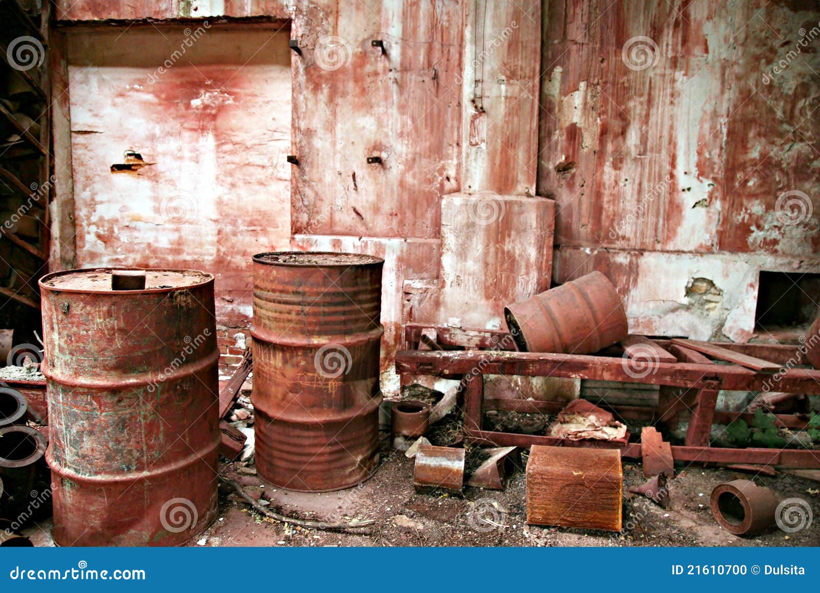 Bidons rouillés photo stock. Image du détritus, conteneur - 21610700