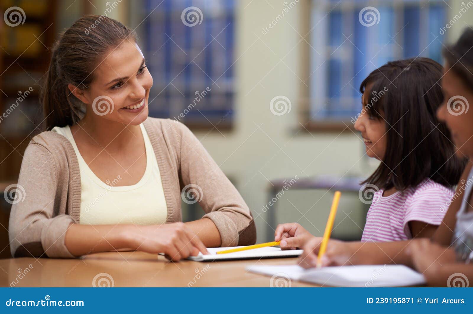 Bien Hecho Foto De Una Profesora Ayudando A Sus Alumnos Con Su Trabajo En El Aula Imagen De