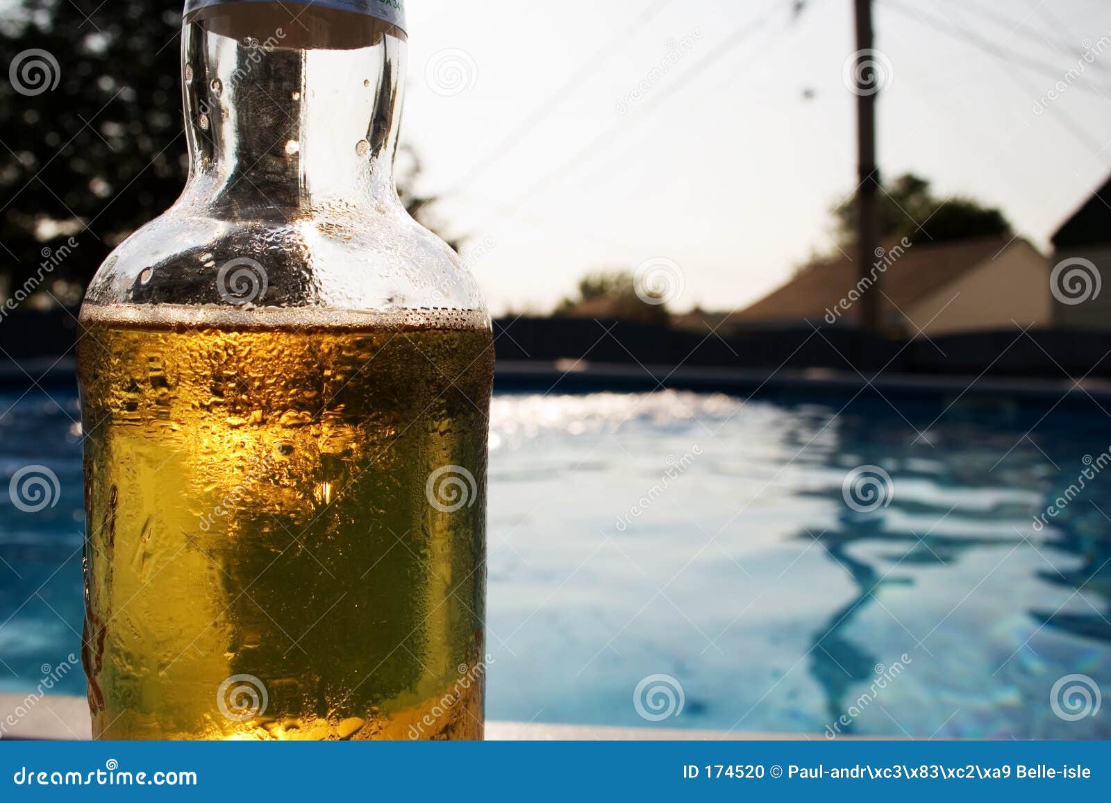 Bier auf Pool stockfoto. Bild von kühler, getränk, totenbahre - 174520