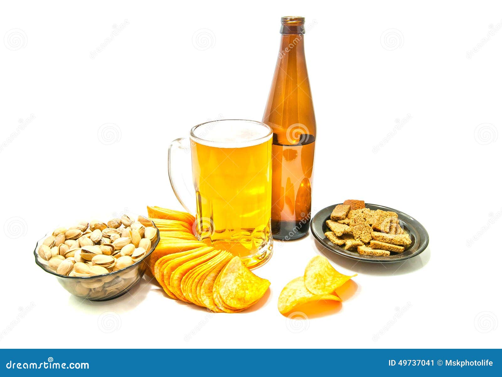 Bier, Chips, Cracker Und Pistazien Stockbild - Bild von muttern, gebräu ...