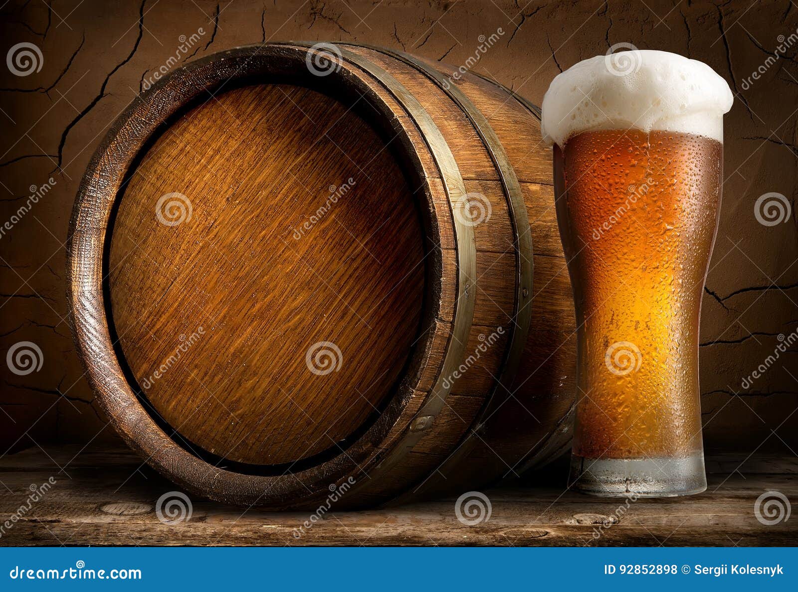 Bier in Der Tonne Und Im Glas Stockfoto - Bild von gold, flüssigkeit ...