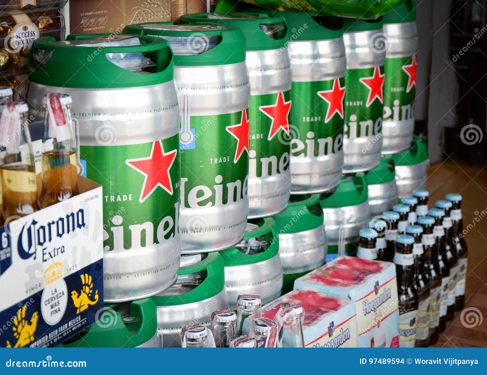 Bier en alcohol redactionele stock afbeelding. Image of planken - 97489594