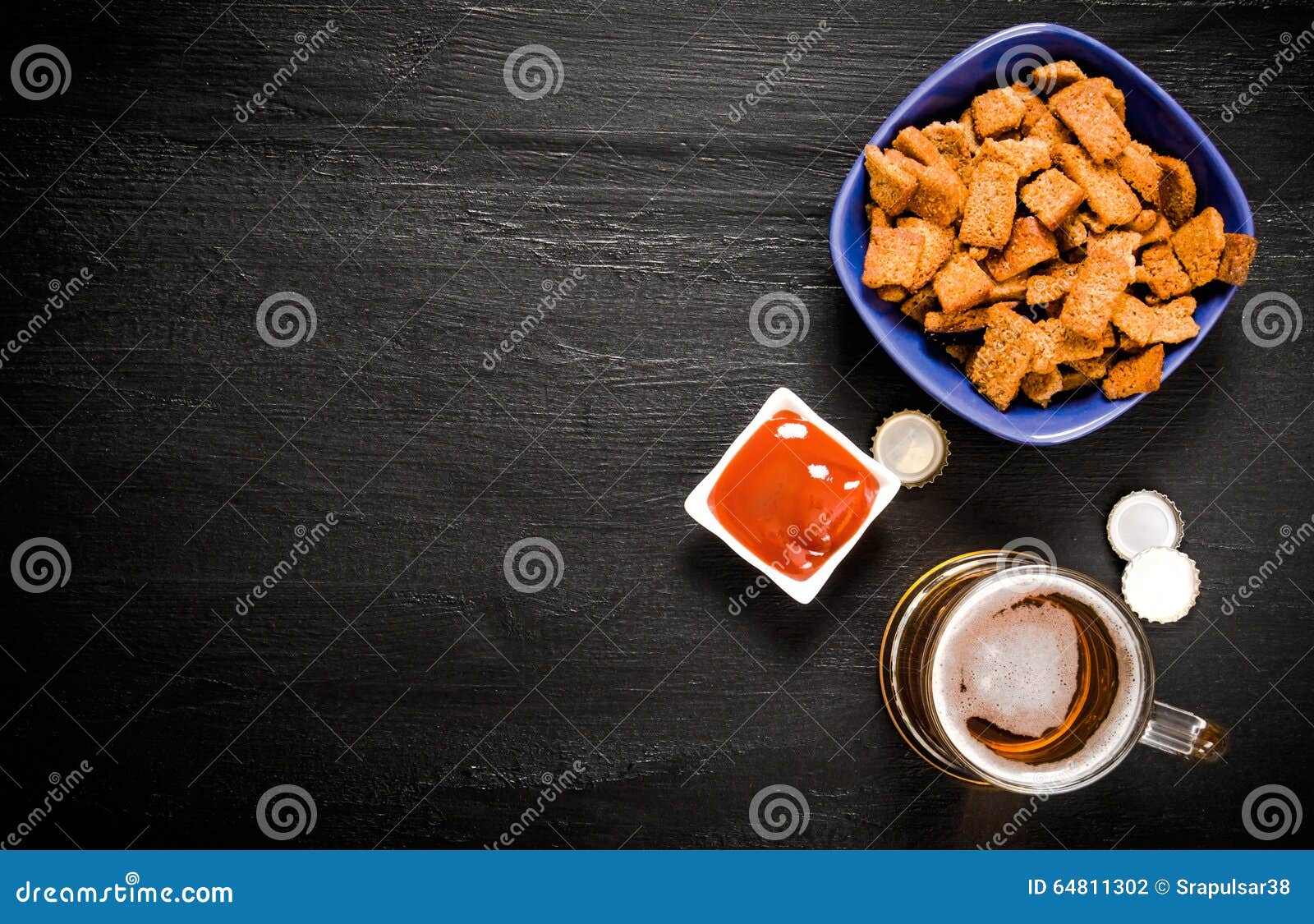 Bier Mit Crackern Und Ketschup Auf Tafel Stockfoto - Bild von schaum ...