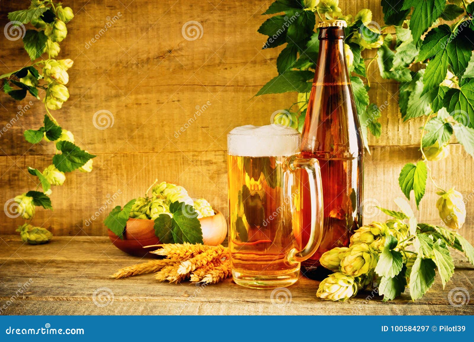 Bier und Hopfen stockbild. Bild von luftblase, tabelle - 100584297