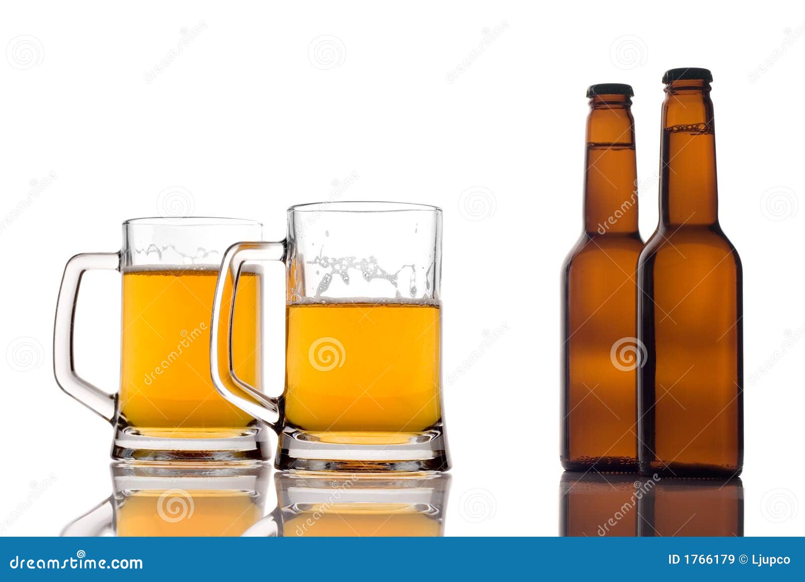 Bierbecher Und Zwei Flaschen Bier Stockbild - Bild von getränk ...