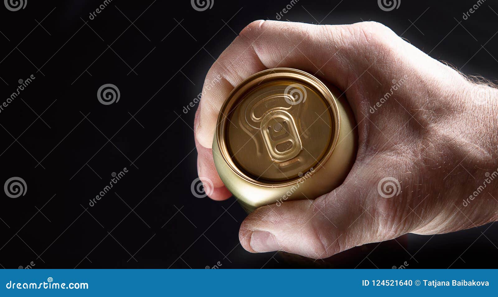 Bierdose in der Hand stockfoto. Bild von geöffnet, mann - 124521640