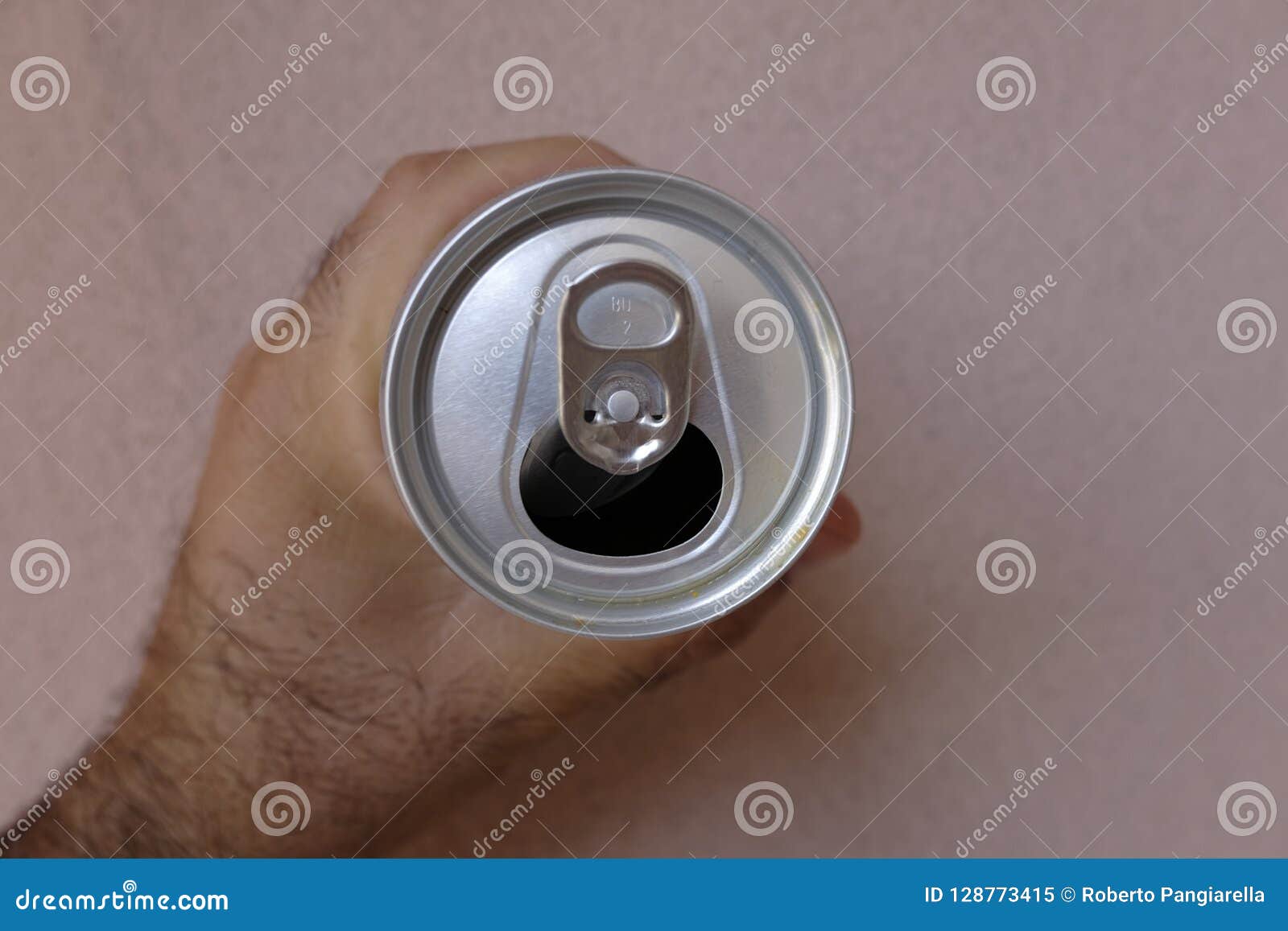Bierdose offen stockbild. Bild von alkohol, dose, metallisch - 128773415