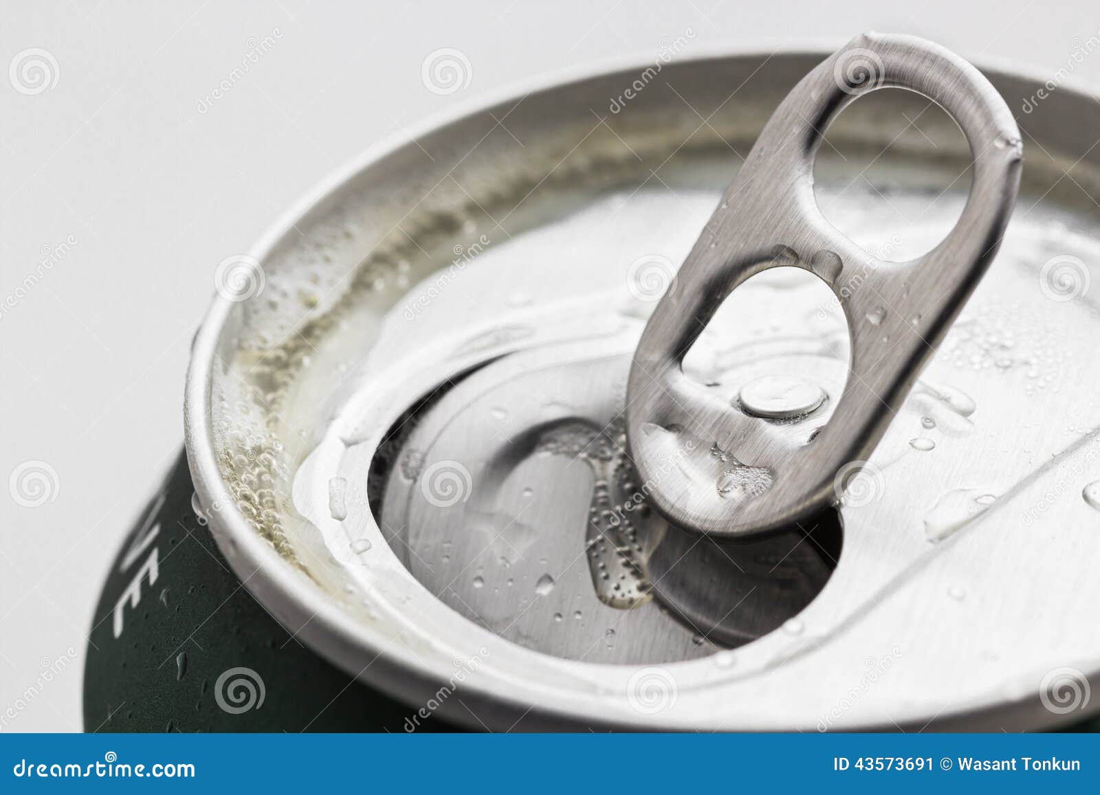 Bierdose offen stockbild. Bild von hintergrund, tropfen - 43573691