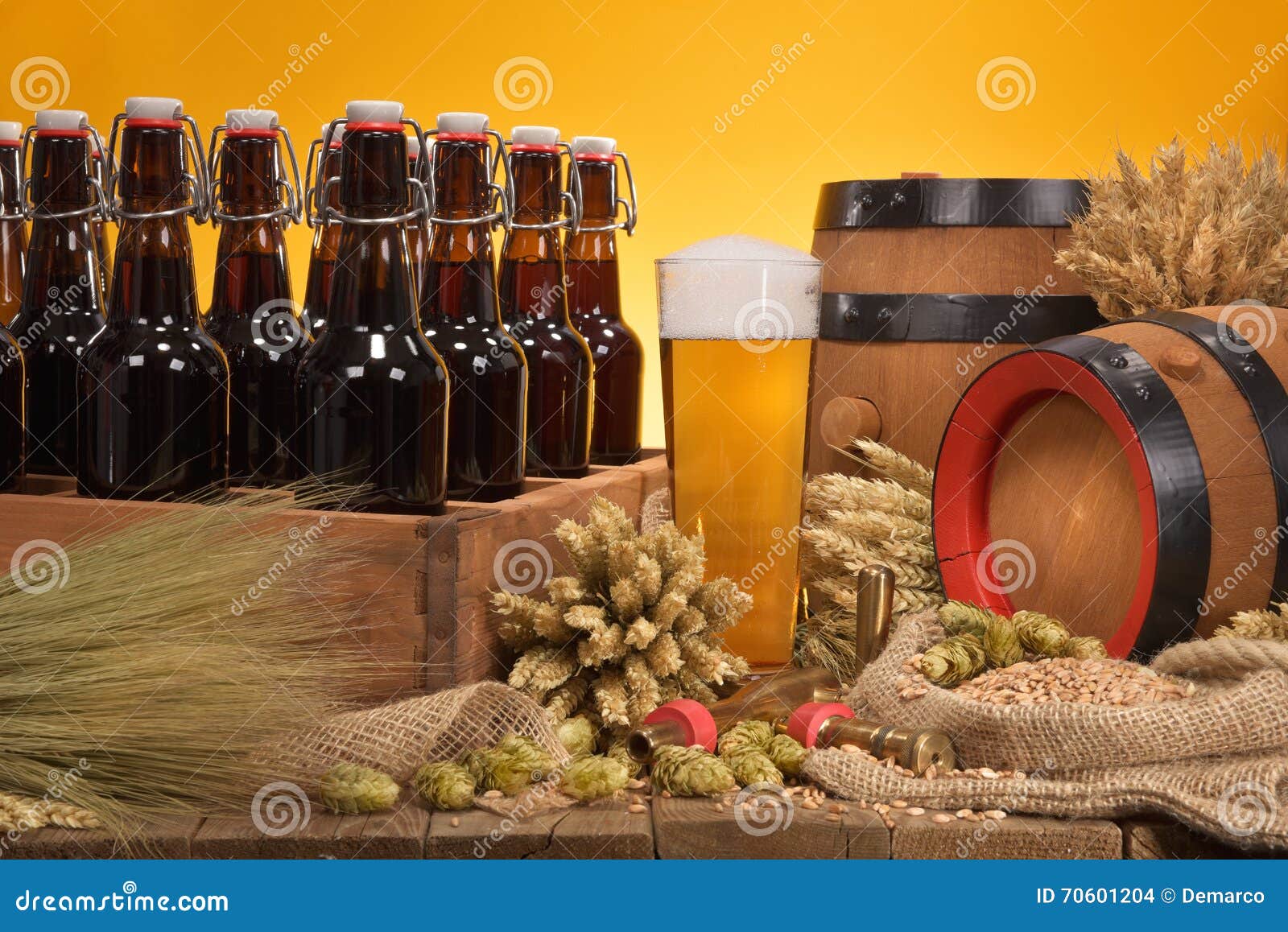 Bierkiste mit Bierglas stockfoto. Bild von flasche, getränk - 70601204
