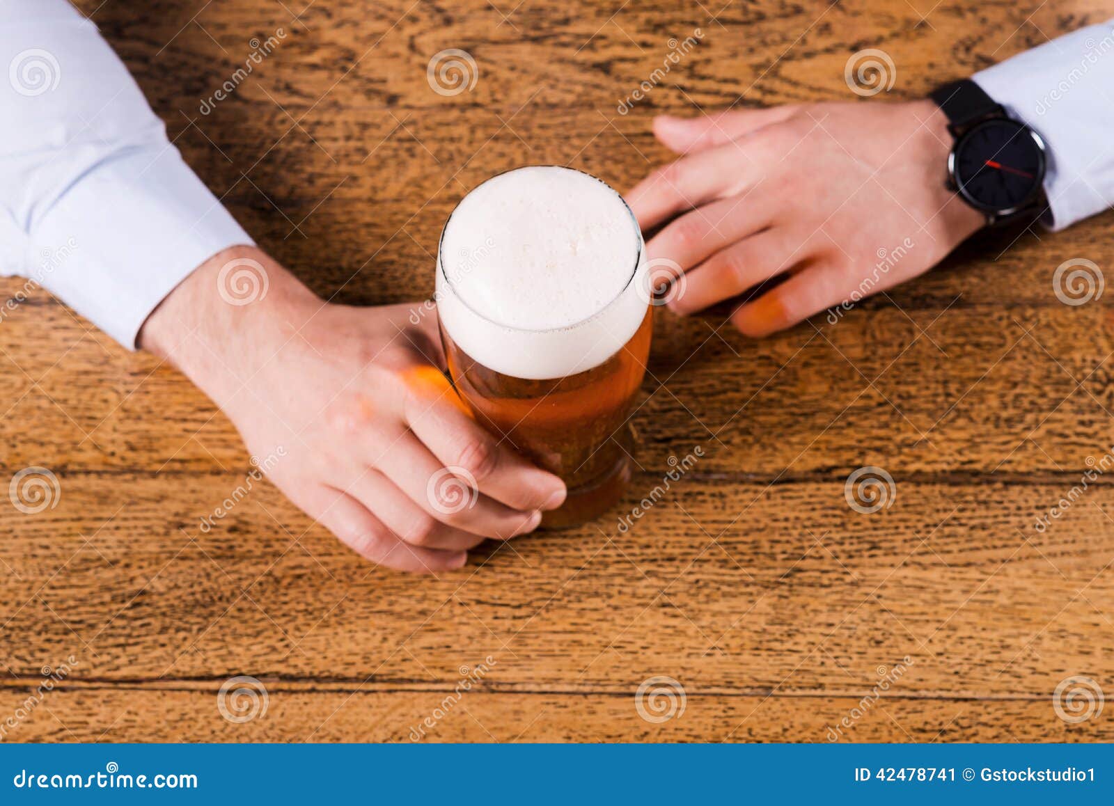 Biertijd stock afbeelding. Image of trekking, voedsel - 42478741