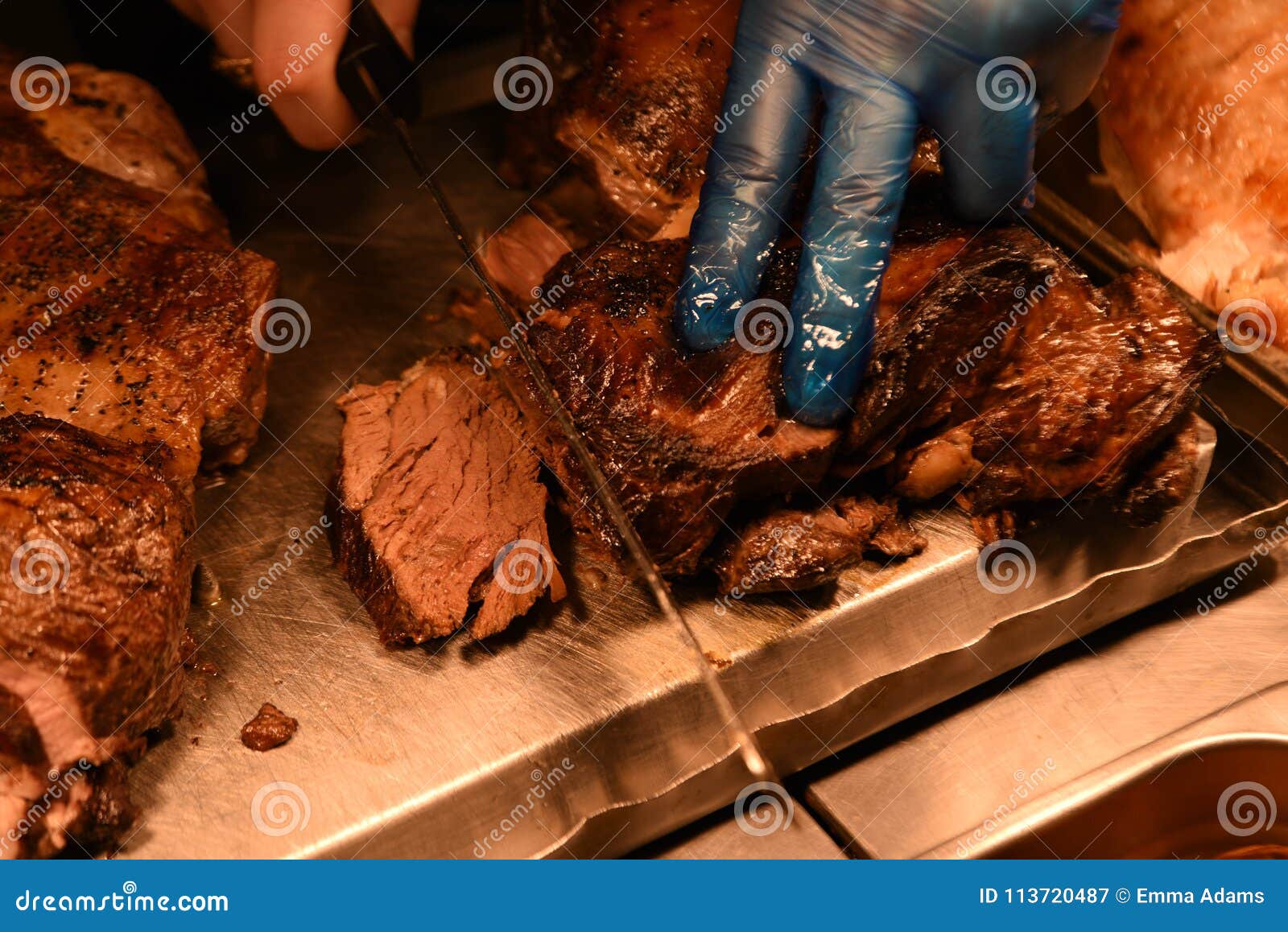 Bieten Sie Gekochtes Bratenlamm Oder -hammelfleisch Mit Der Chefhand ...
