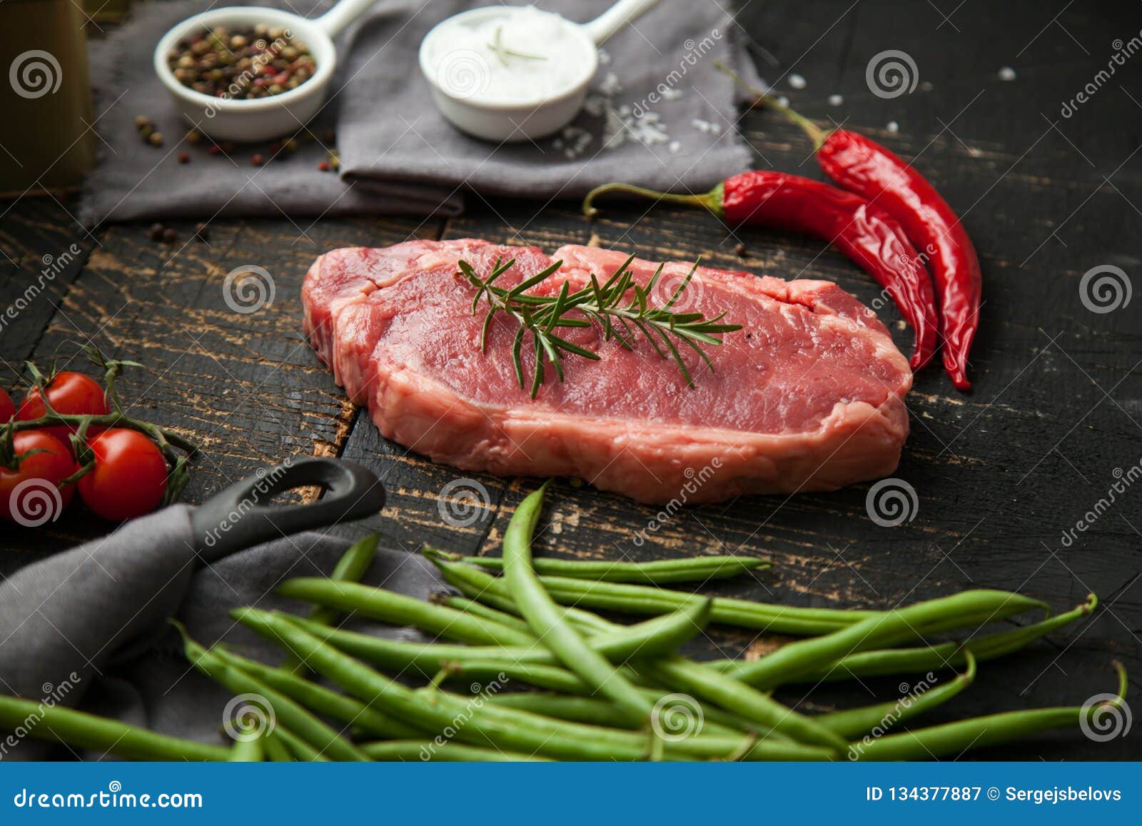 Bife Cru Com Os Ingredientes Na Placa Cortada De Madeira Imagem de ...