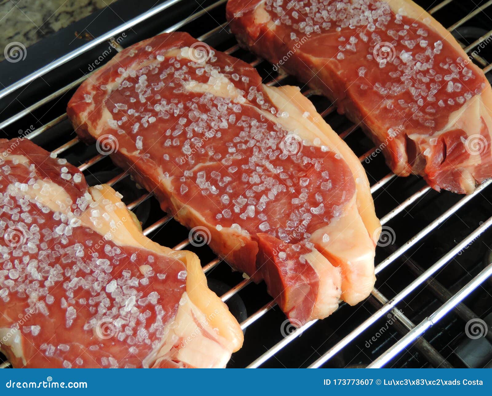 Bife cru imagem de stock. Imagem de carniceiro, seco - 173773607