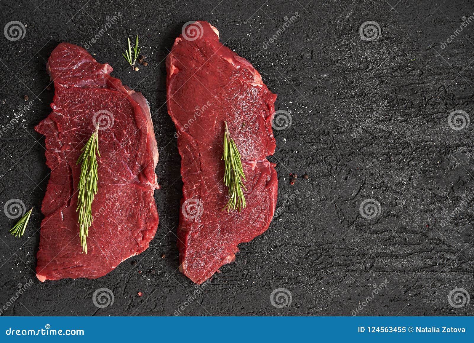 Bife Cru Com Temperos, Fundo Preto Do Ribeye Imagem de Stock - Imagem ...