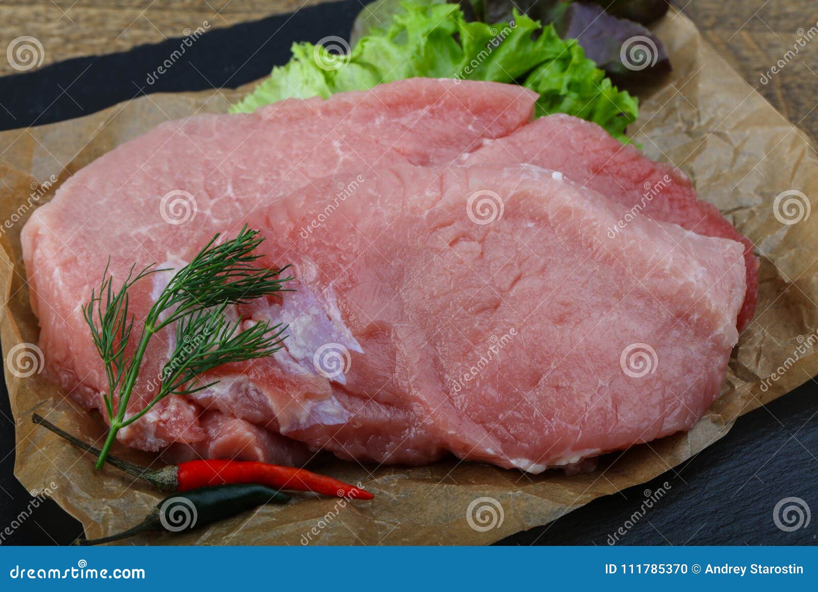 Bife cru da carne de porco foto de stock. Imagem de vista - 111785370