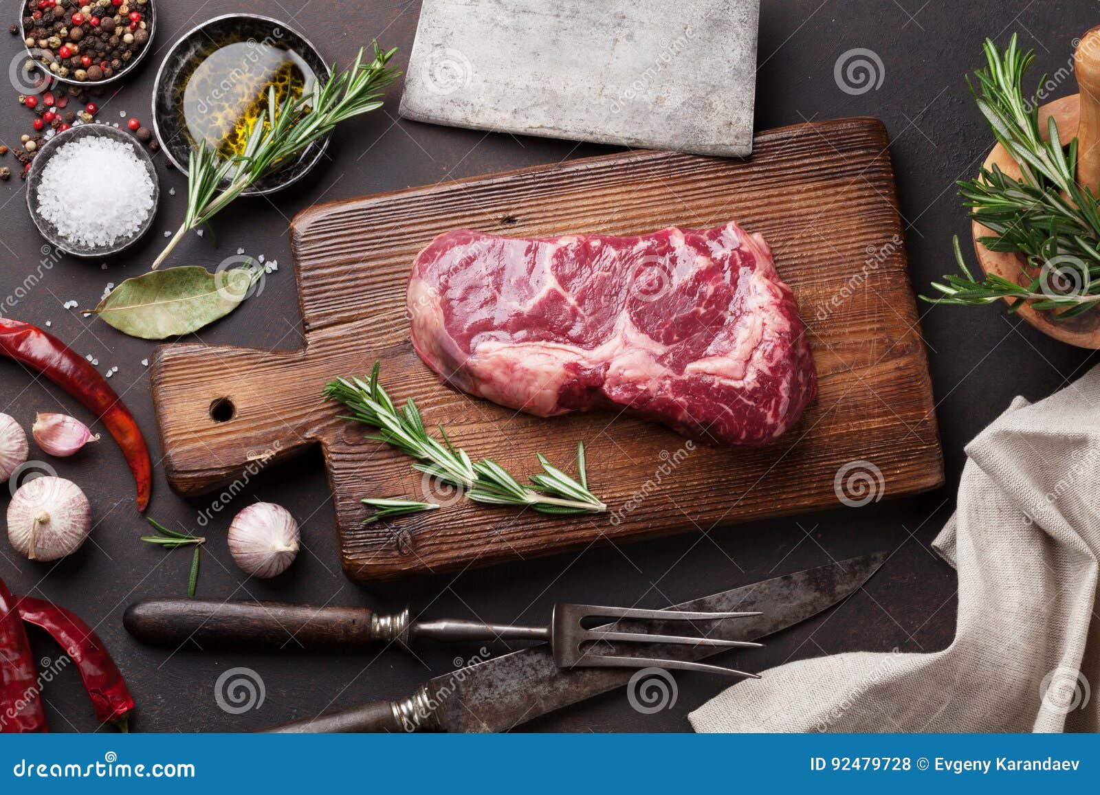 Bife Cru Do Ribeye Que Cozinha Com Ingredientes Foto de Stock - Imagem ...